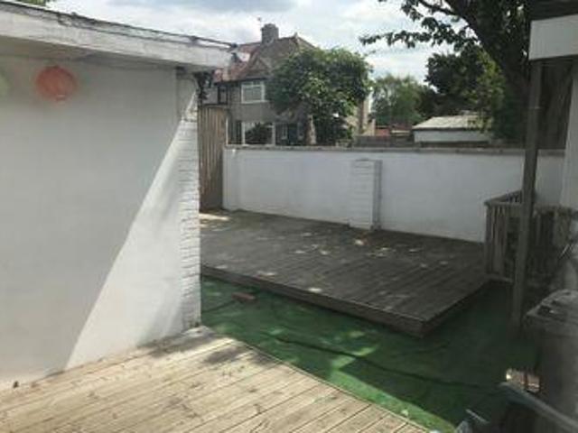 4 Bedrooms Flat for rent in Tamworth Lane, Mitcham CR4