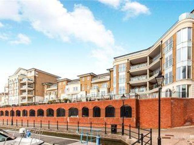 4 Bedrooms Flat for sale in Hamilton Quay, Sovereign Harbour North, Eastbourne BN23