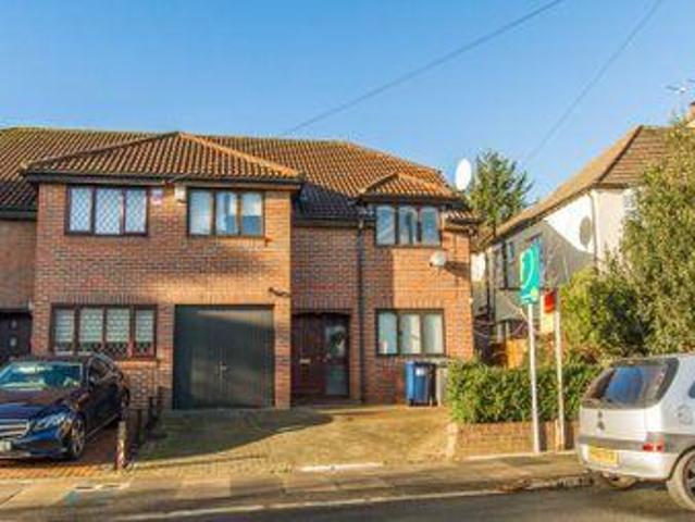 4 Bedrooms for rent in Monks Avenue, Barnet EN5