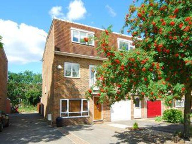 4 Bedrooms for rent in Almond Avenue, Ealing W5