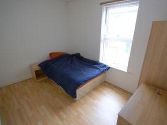 4 Bedrooms for rent in Burley Lodge Road, Hyde Park, Leeds LS6