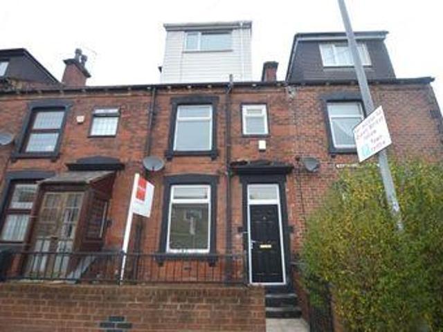 4 Bedrooms for rent in Bruntcliffe Lane, Morley, Leeds LS27