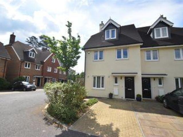 4 Bedrooms for rent in Jubilee Close, Horley RH6