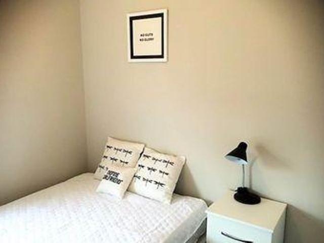 4 Bedrooms for rent in Knowle Terrace, Burley, Leeds LS4