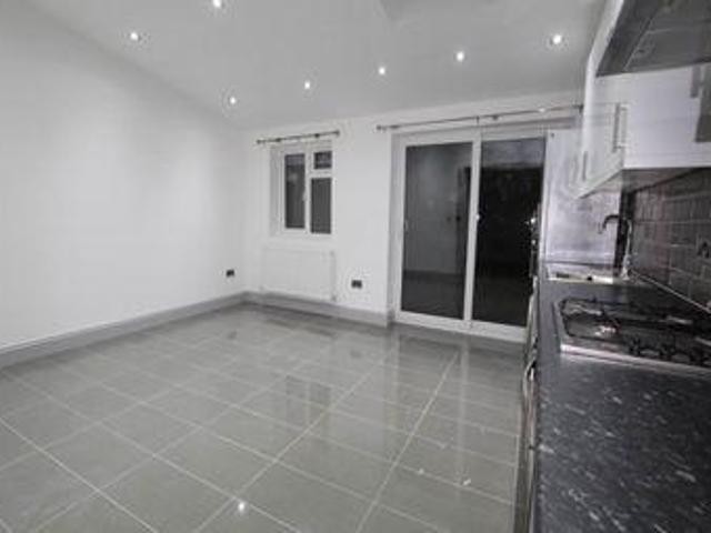 4 Bedrooms for rent in Leamington Place, Hayes, Middlesex UB4