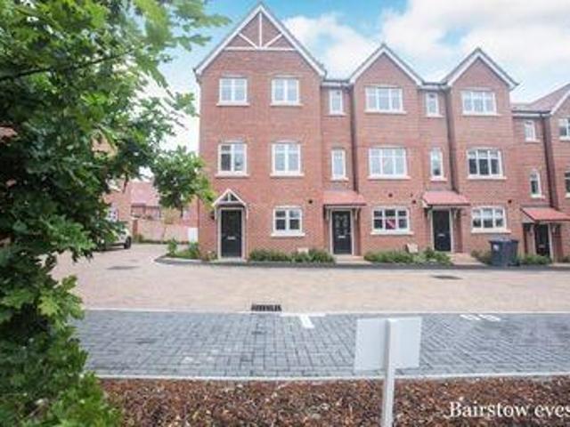 4 Bedrooms for rent in Locksley Place, Enfield EN2