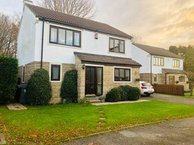 4 Bedrooms for rent in St Johns Court, Yeadon, Leeds LS19