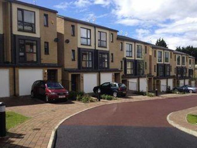 4 Bedrooms for rent in Snowberry Close, High Barnet, Hertfordshire EN5