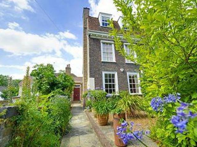 4 Bedrooms for rent in The Butts, Brentford, London TW8