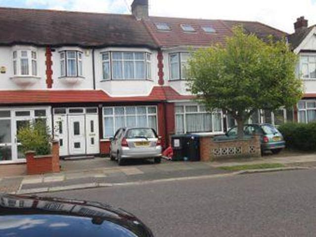 4 Bedrooms for rent in The Larches, London N13