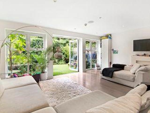 4 Bedrooms for rent in Wendle Square, London SW11