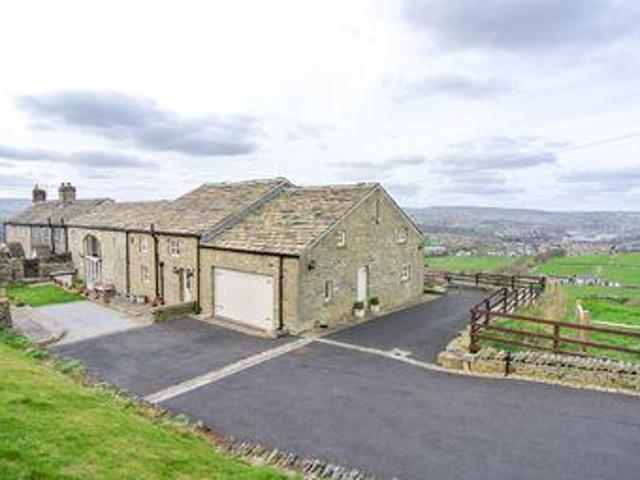 4 Bedrooms for sale in Ashes Lane, Huddersfield HD4