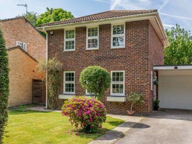 4 Bedrooms for sale in Cumberland Avenue, Guildford GU2