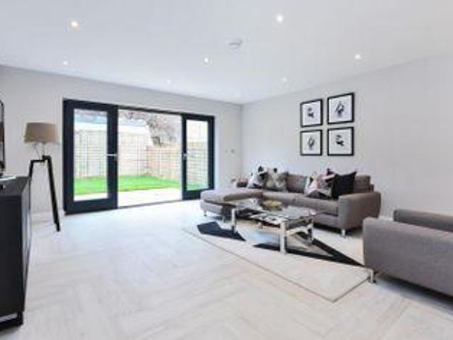 4 Bedrooms for sale in Dollary Court, Kingston KT1
