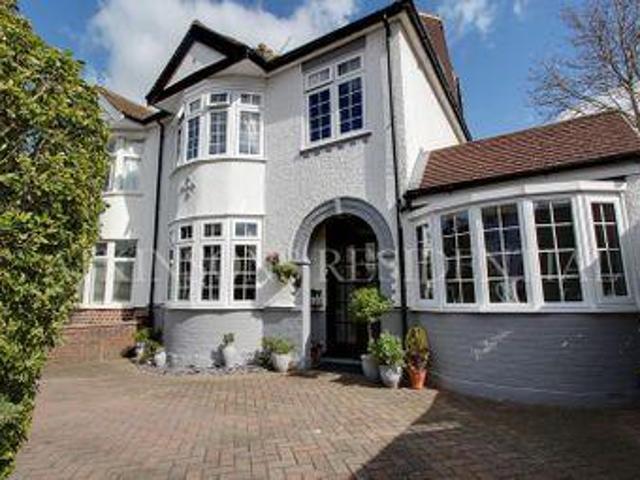 4 Bedrooms for sale in Lime Tree Walk, Enfield EN2