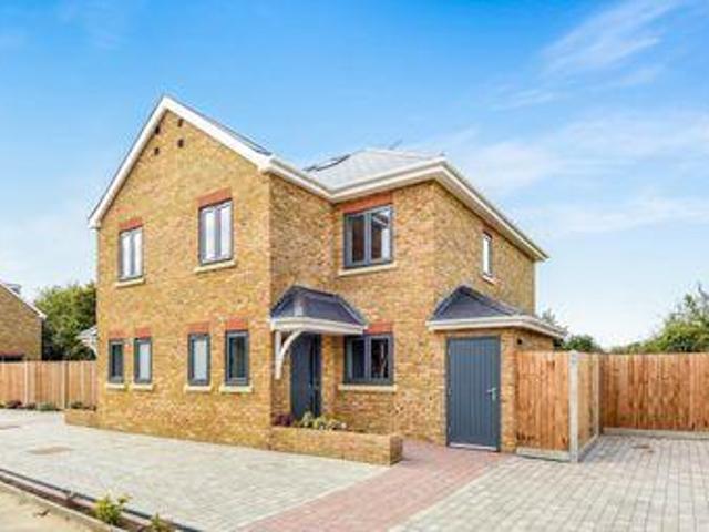4 Bedrooms for sale in Pear Tree Close, Chessington KT9