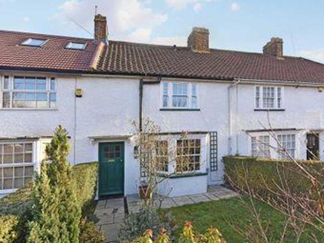 4 Bedrooms for sale in Saxon Drive, London W3