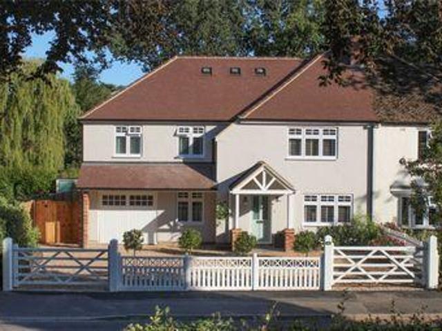 4 Bedrooms for sale in Wellington Avenue, Fleet GU51