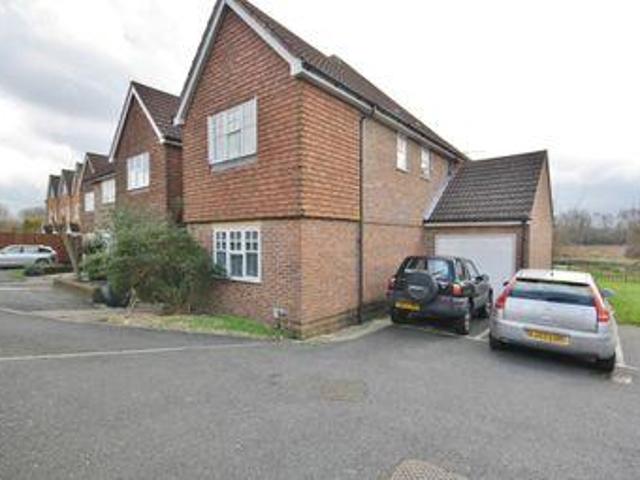 4 Bedrooms for sale in Weyview Close, Guildford, Surrey GU1