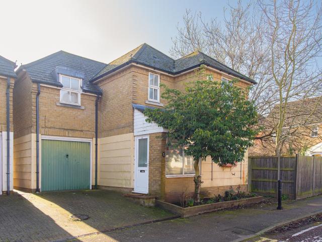 4 Bedrooms House detached for Rent in Balmoral Avenue | Foxtons