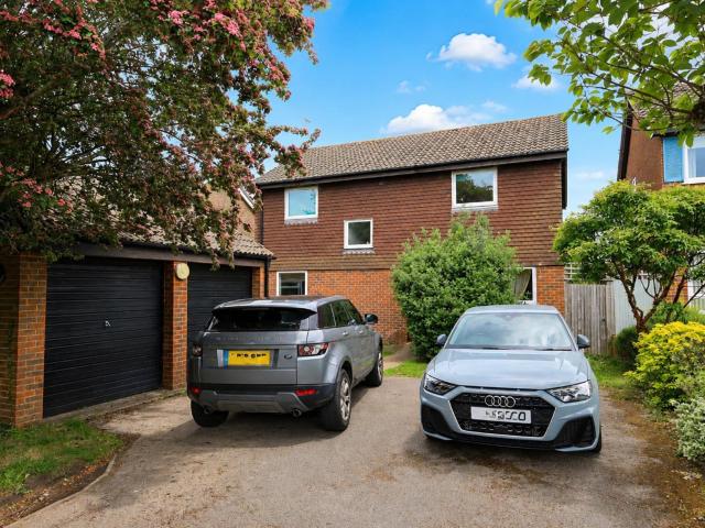 4 Bedrooms House Detached To Let