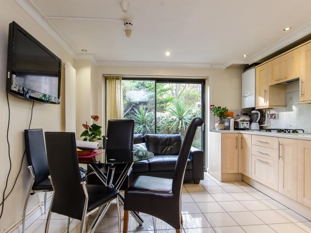 4 Bedrooms House end of terrace for Rent in Frankland Close | Foxtons