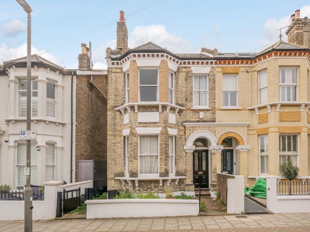 4 Bedrooms House for Rent in Sarsfeld Road | Foxtons