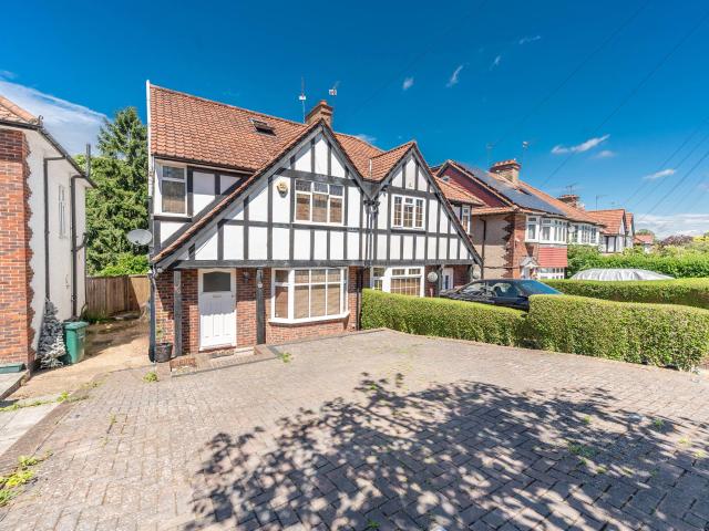 4 Bedrooms House semi detached for Rent in Farm Road, Edgware | Foxtons