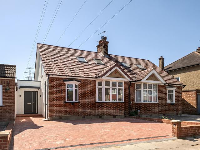4 Bedrooms House semi detached for Rent in Norwood Drive | Foxtons