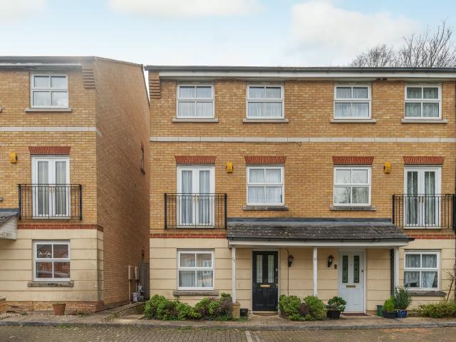 4 Bedrooms House semi detached for Rent in Sycamore Close | Foxtons