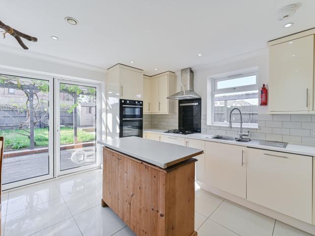 4 Bedrooms House terraced for Rent in Mount Road | Foxtons