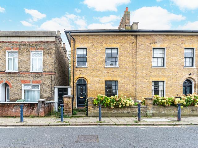 4 Bedrooms House terraced for Rent in Nursery Road | Foxtons