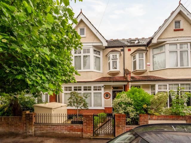 4 Bedrooms House terraced for Rent in Chatsworth Avenue | Foxtons
