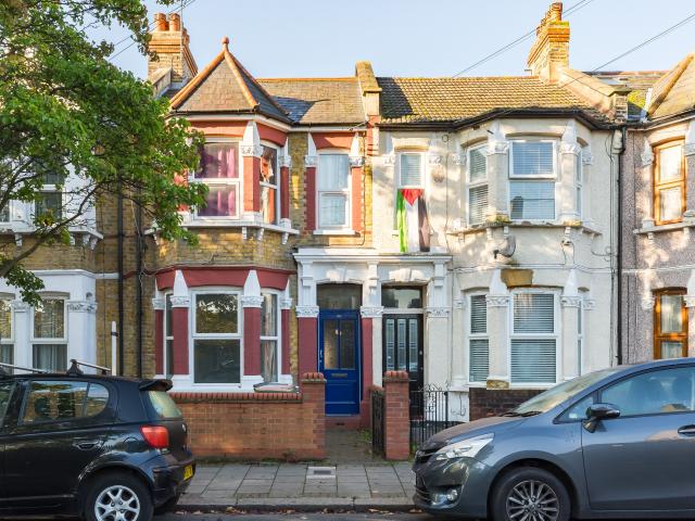4 Bedrooms House terraced for Rent in Churston Avenue | Foxtons