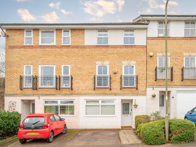 4 Bedrooms House terraced for Rent in Radstock Close | Foxtons