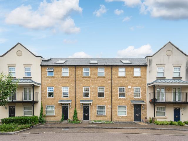 4 Bedrooms House terraced for Rent in Renwick Drive | Foxtons