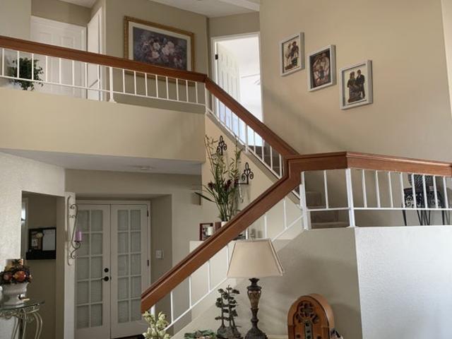 4 Bedrooms house with 1 rooms available to single