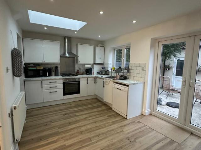 4 Bedrooms House with 2 Bathrooms