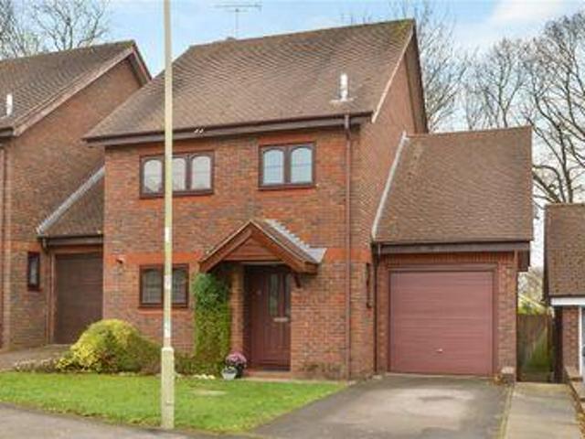 4 Bedrooms Link detached house for rent in Lindley Gardens, Alresford, Hampshire SO24