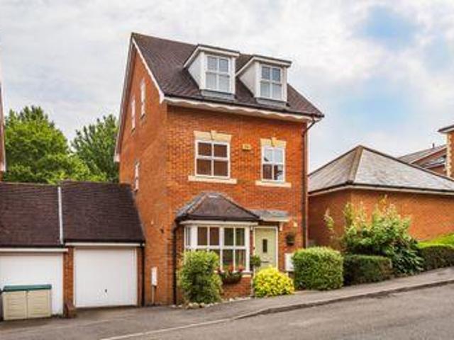 4 Bedrooms Link detached house for sale in Cambridge Square, Redhill RH1