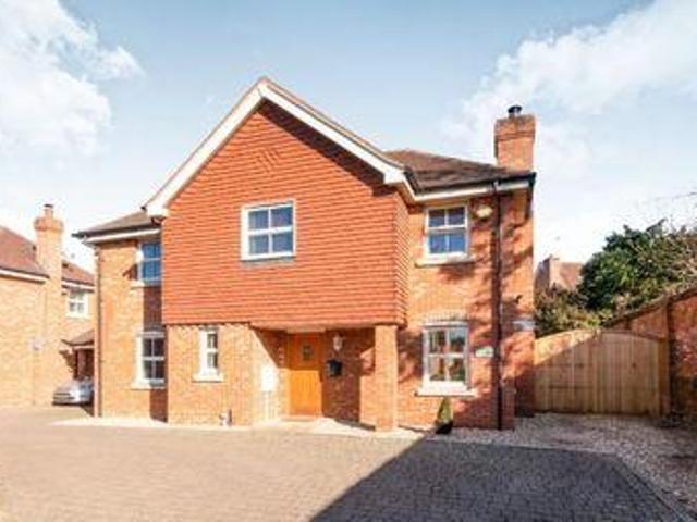 4 Bedrooms Link detached house for sale in Holt Lane, Hook RG27