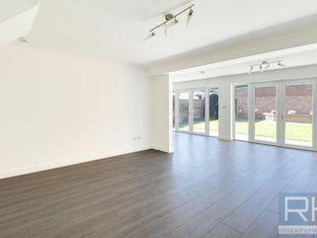 4 Bedrooms Semi detached bungalow for rent in Monks Close, Enfield EN2