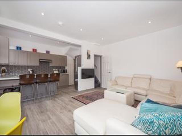 4 Bedrooms Semi detached house for rent in Ash Gardens, Leeds, West Yorkshire LS6