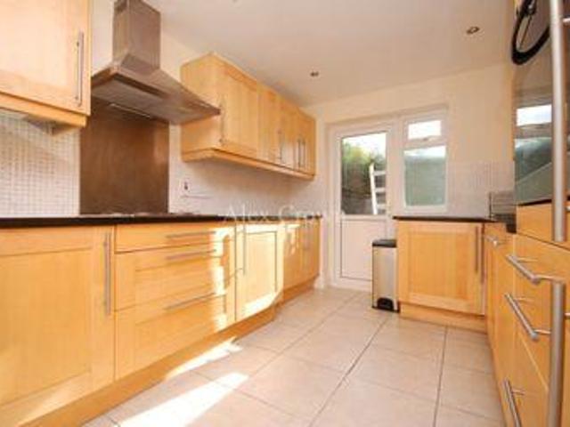 4 Bedrooms Semi detached house for rent in Grasmere Gardens, Ilford IG4