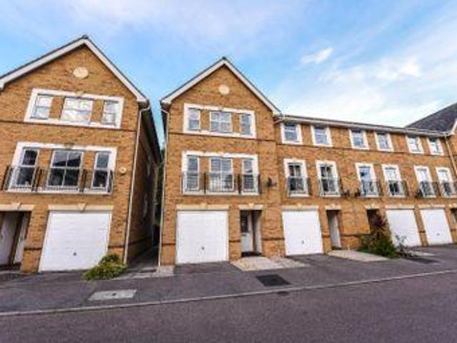 4 Bedrooms Semi detached house for rent in International Way, Sunbury On Thames TW16