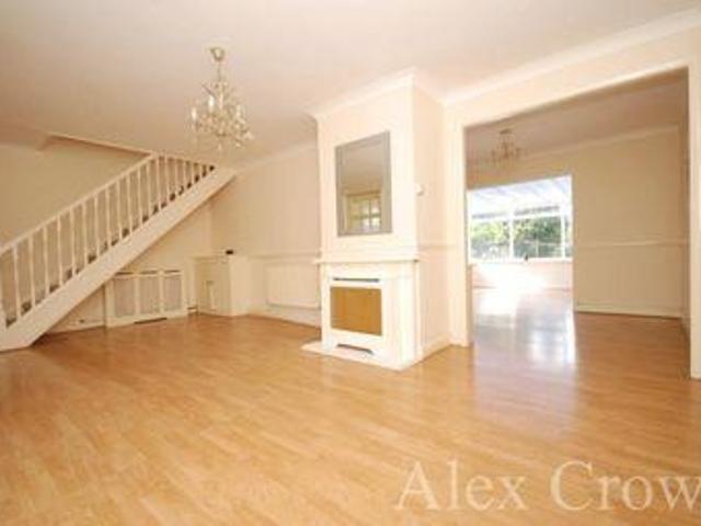 4 Bedrooms Semi detached house for rent in Lindal Crescent, Enfield EN2