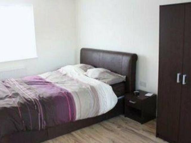 4 Bedrooms Semi detached house for rent in Meadow Gardens, Edgware HA8