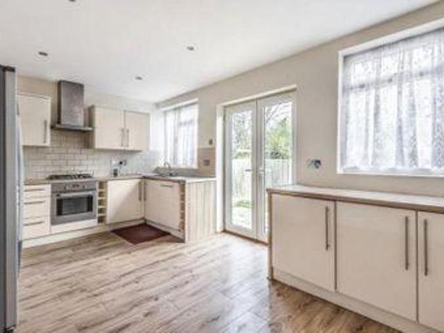 4 Bedrooms Semi detached house for rent in Meadow Gardens, Edgware HA8