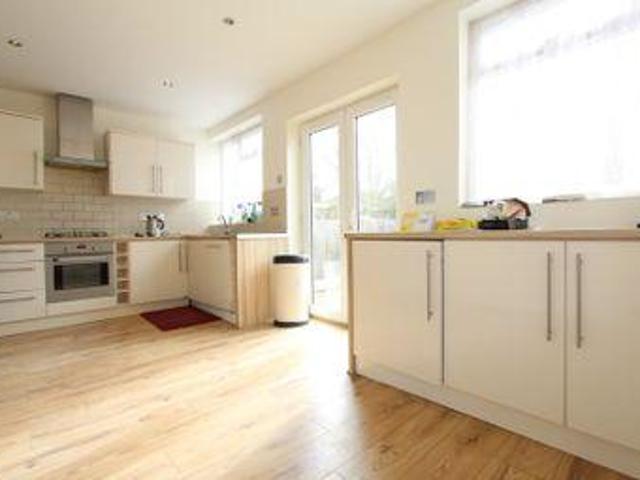 4 Bedrooms Semi detached house for rent in Meadow Gardens, London HA8