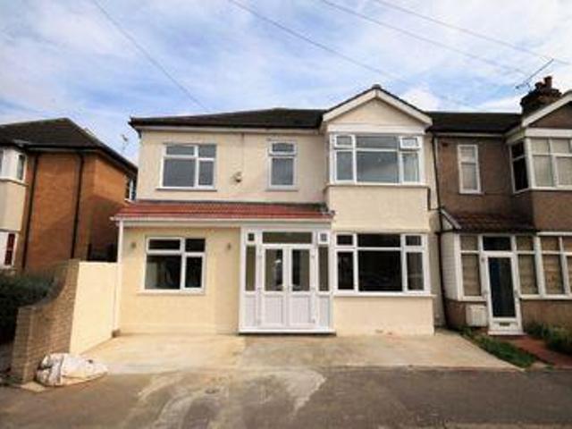 4 Bedrooms Semi detached house for rent in Medora Road, Romford RM7